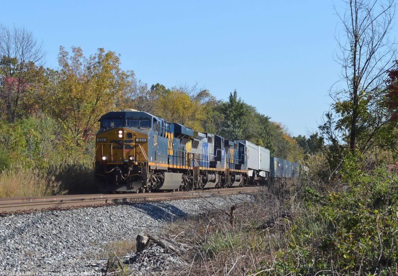 CSX 834 and train Q031